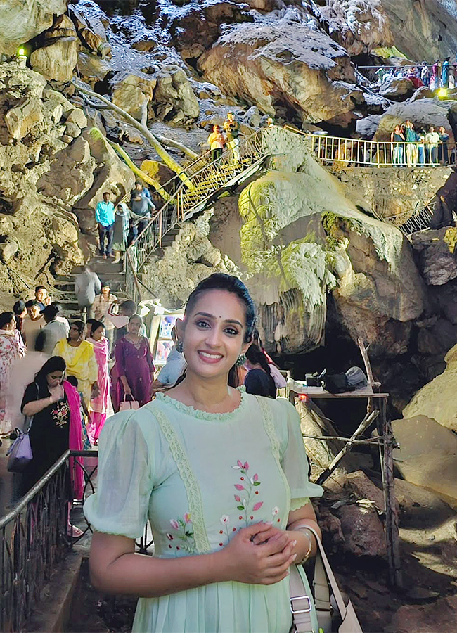 బొర్రా గుహల్లో చిల్ అవుతున్న హీరోయిన్ లయ (ఫొటోలు) | Actress Laya Gorty At Araku Borra Caves In ...